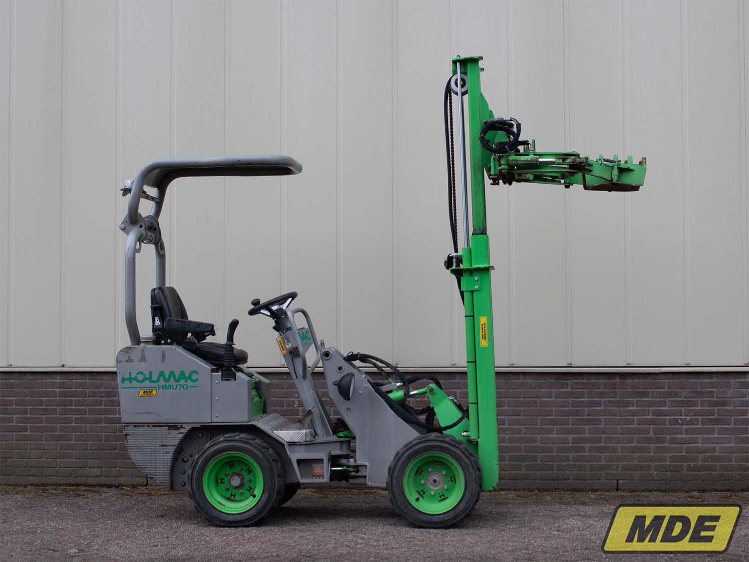 Holmac HMU 70 loader with lifting mast and pot clamp