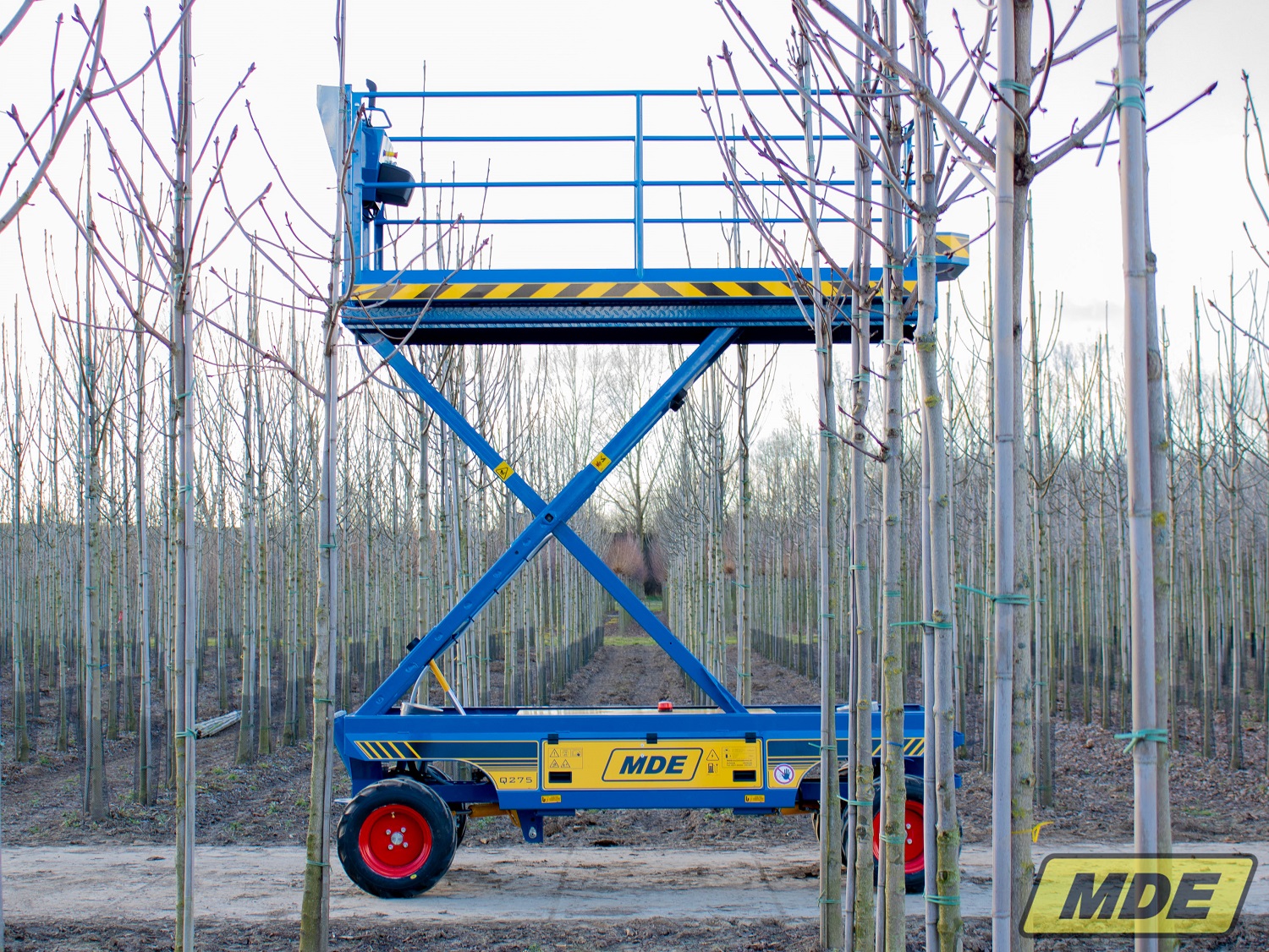Adjustable superstructure for aerial work platform - Pruning