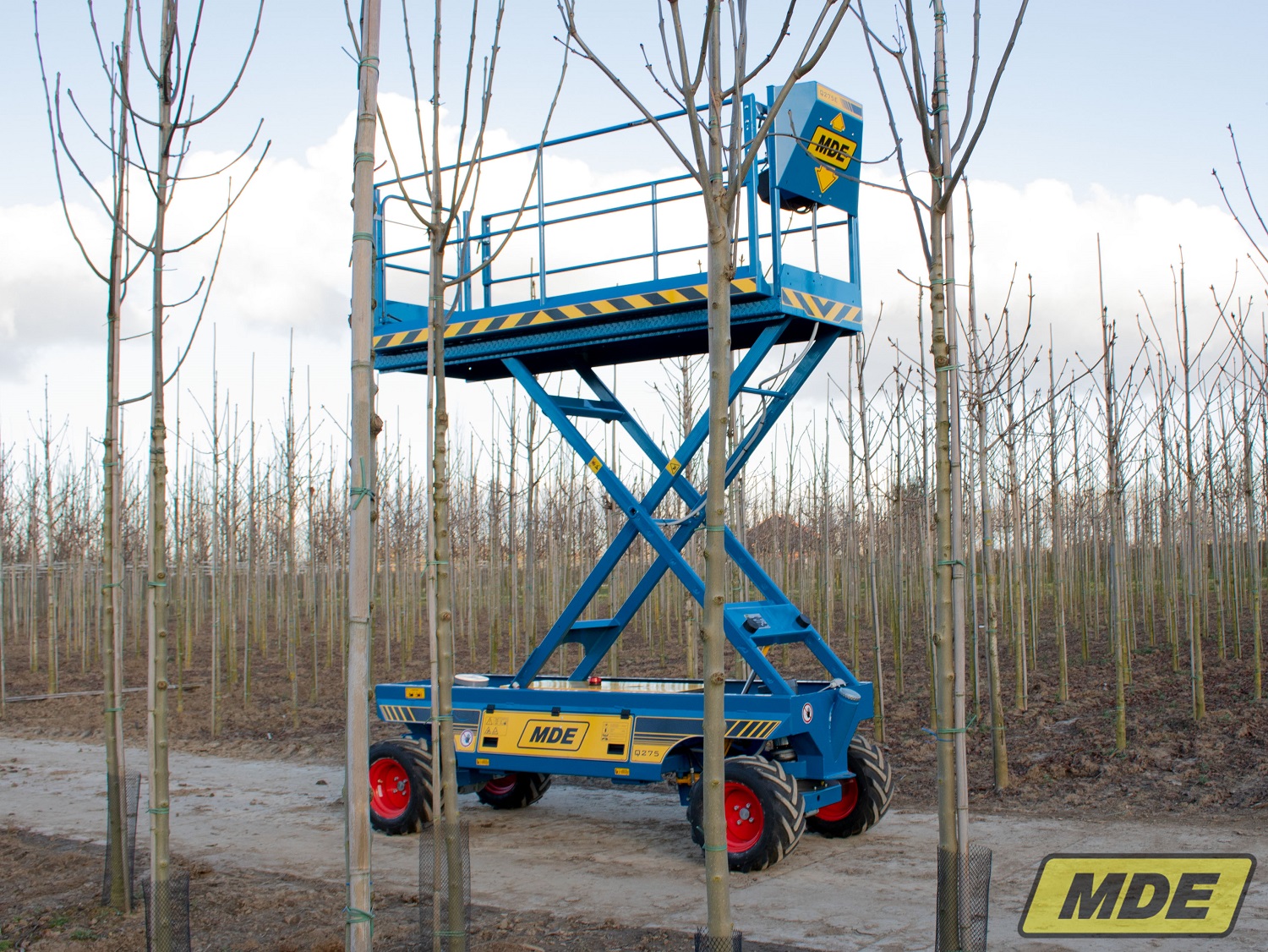 Adjustable superstructure for aerial work platform - Pruning